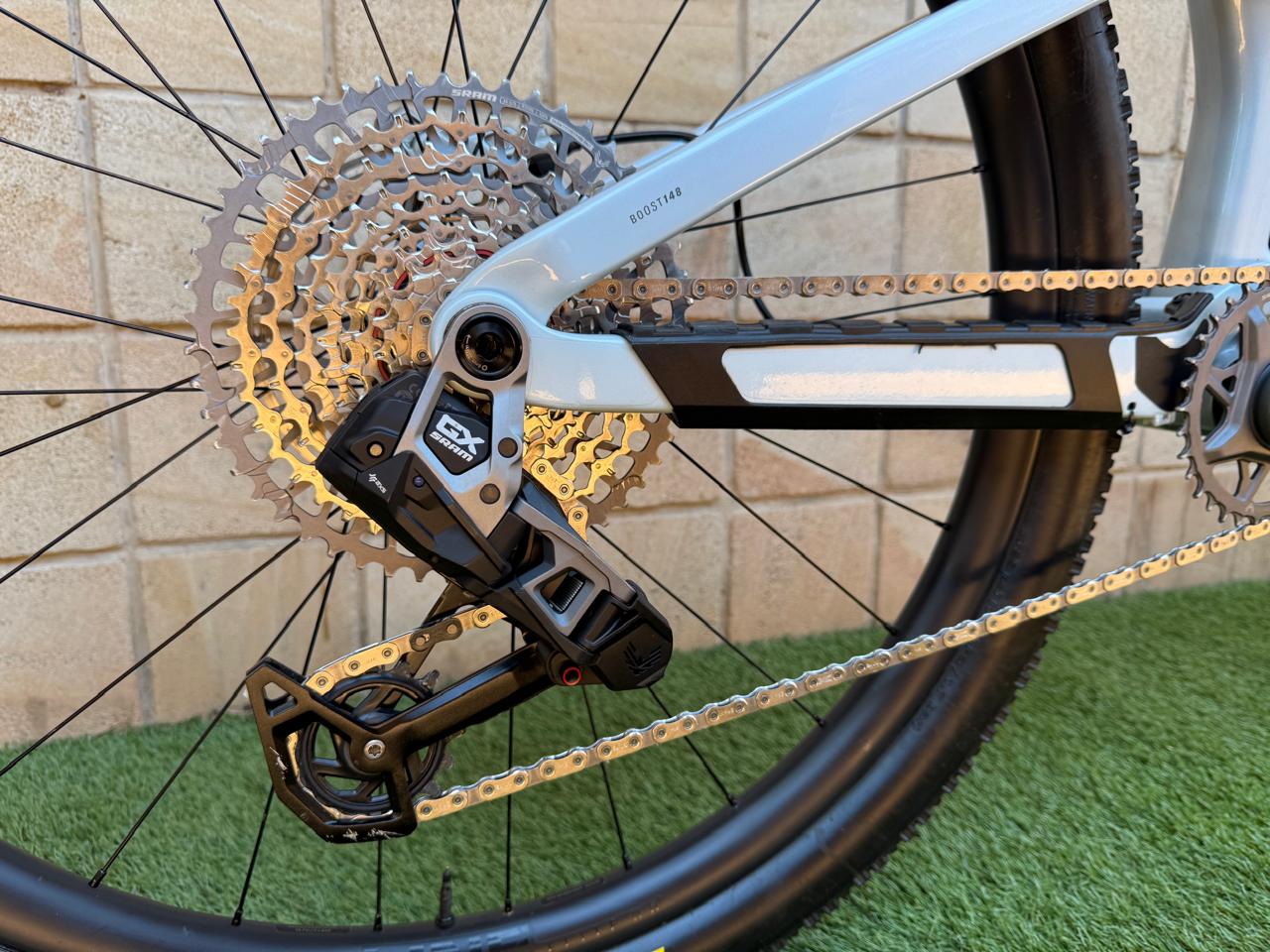 PRE-OWNED TREK TOP FUEL 9.8 XL GREY AXS (2)