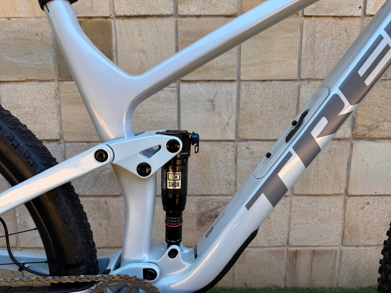 PRE-OWNED TREK TOP FUEL 9.8 XL GREY AXS (2)