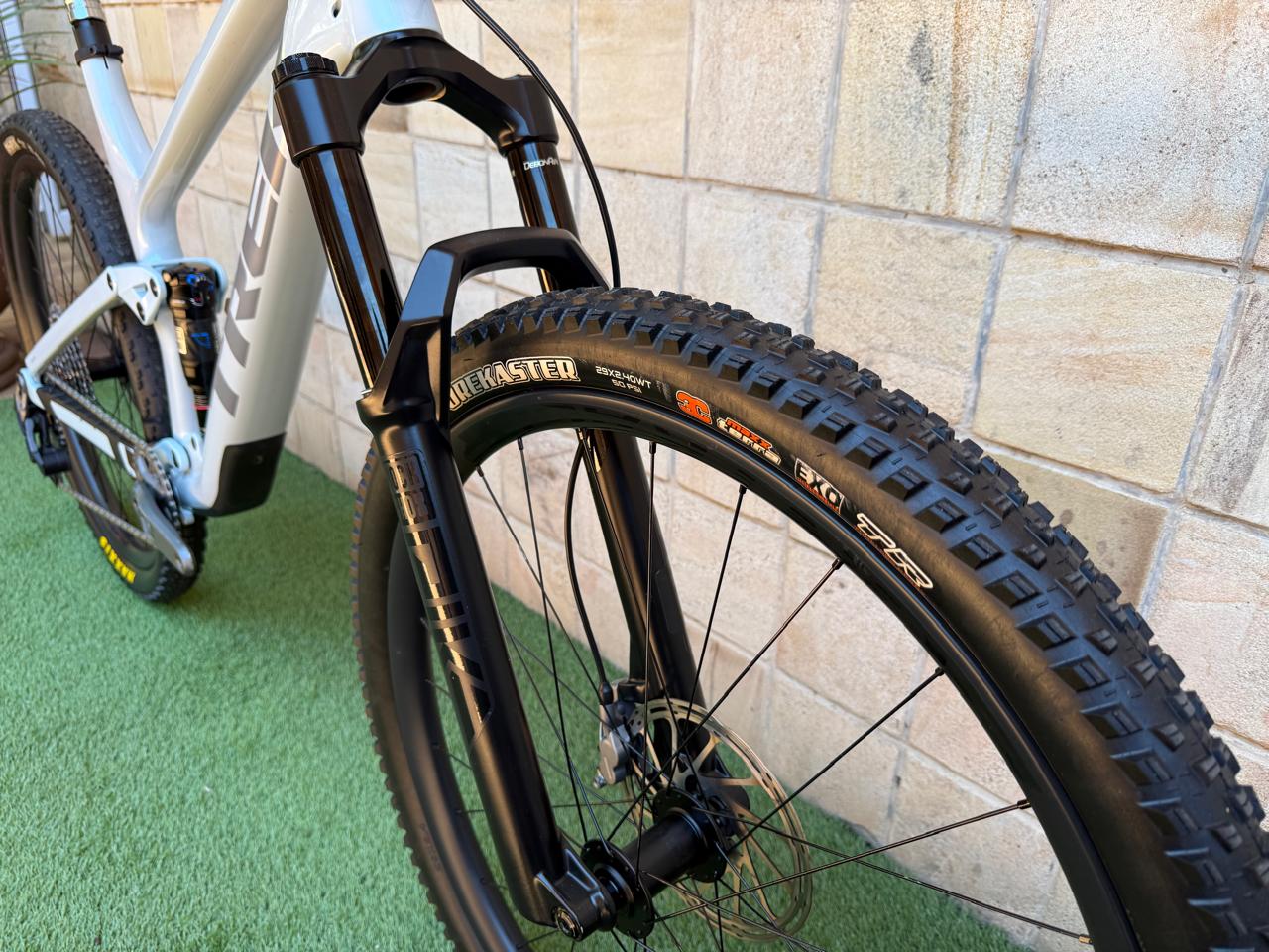 PRE-OWNED TREK TOP FUEL 9.8 XL GREY AXS (2)